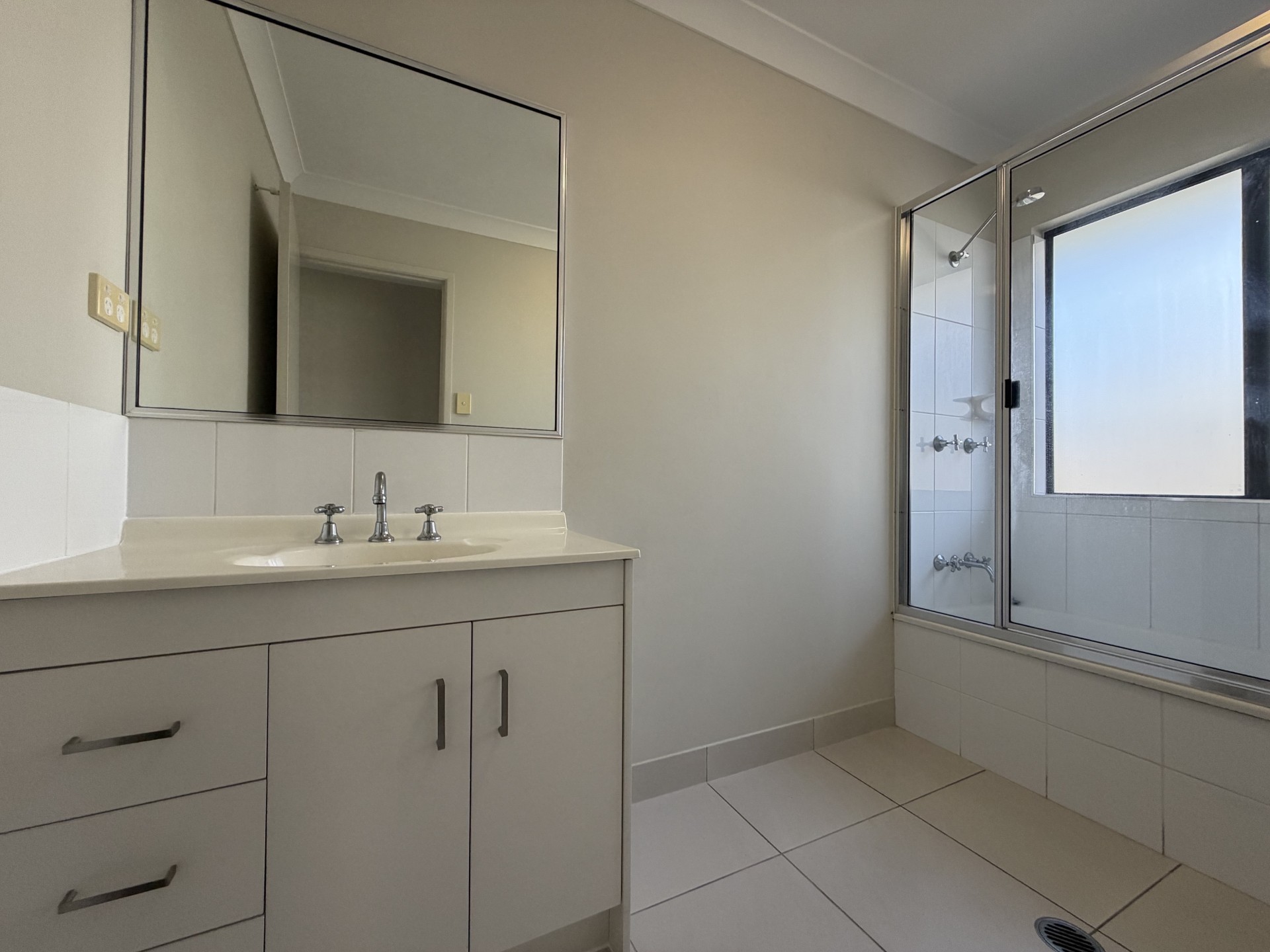 13 Carabeen Court, MOUNT LOW QLD 4818 - Helen Munro Property